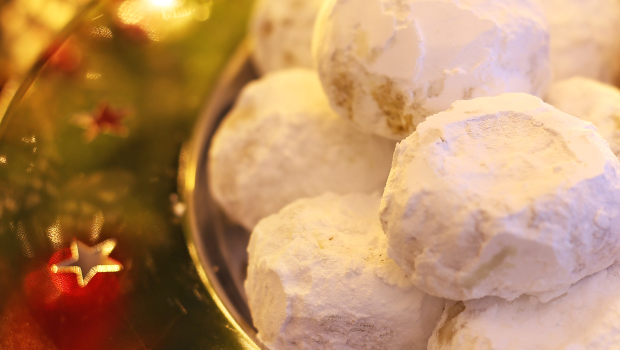 Cooking with Emmy Louvaris: Kourabiethes